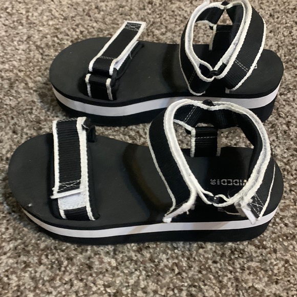 H&M | Shoes | Platform Sandles Black And White | Poshmark